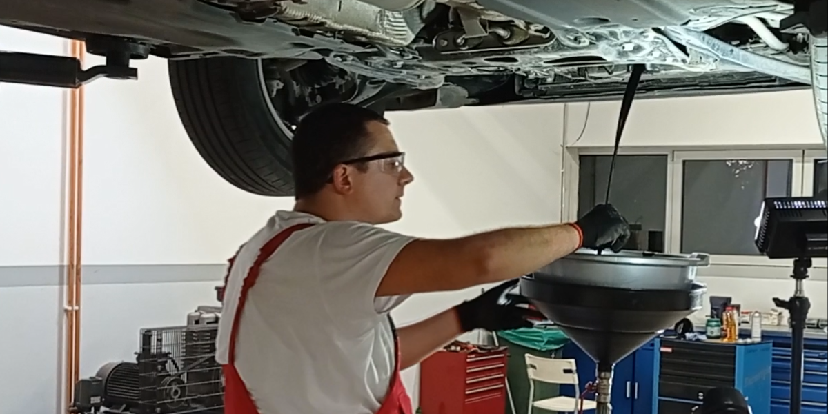 How to Change Engine Oil - Valvoline™ Global Europe - EN